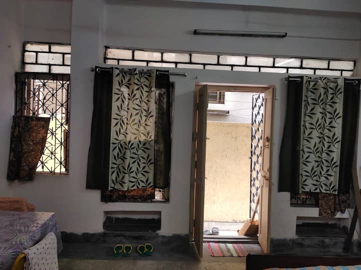 Posh South Kolkata Residence With Many Facilities. - Kolkata