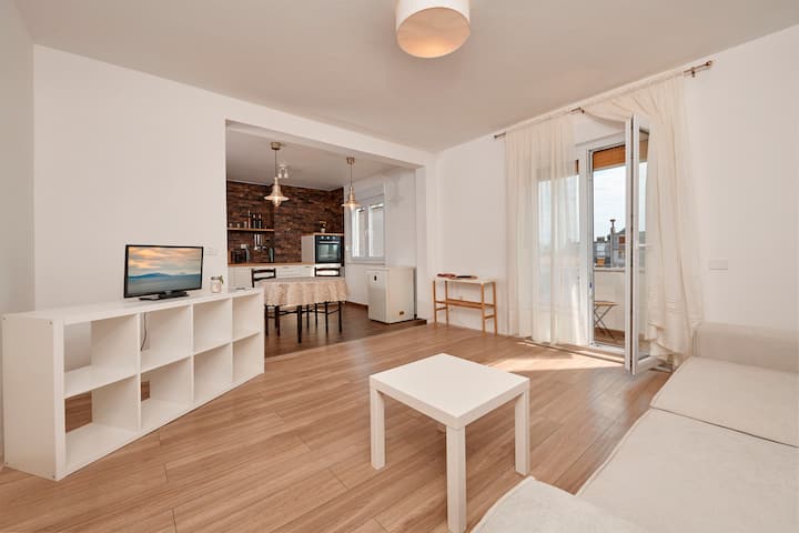 Charming Rooftop & City Gulf View 3* Apartment - Pula