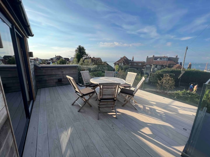 Yards From Beach - Hidden Gem With Hot Tub - Bembridge