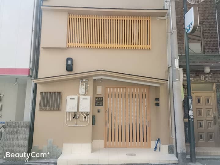 關西機場直達 車站2分鐘 廰超大房間多獨棟別墅整租 每層都有衛生淋浴間一樓有房間適合長輩不用走樓梯 - Osaka, Japan