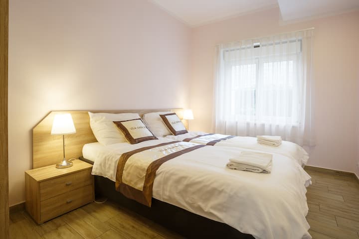 New Superior Apartment Near The City Center - 卡羅維瓦利