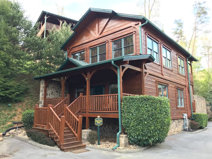 2 Story 2 Bedroom 2 Bath Cabin. Large Game Room - Gatlinburg, TN