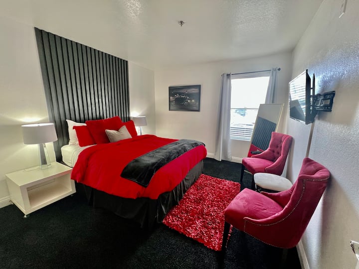 Two Miles To Strip. Heated Pool And Spa! - Las Vegas, NV