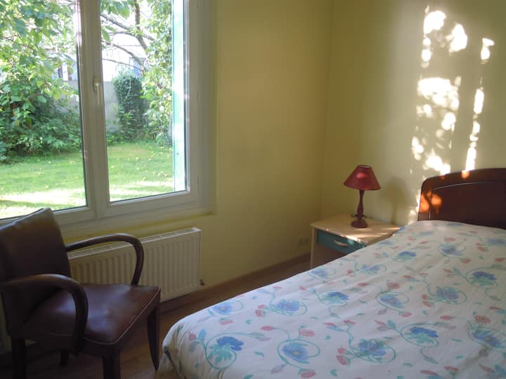 Chambre  En Nuité  Dans Maisonnette Avec Cuisine - Le Mans