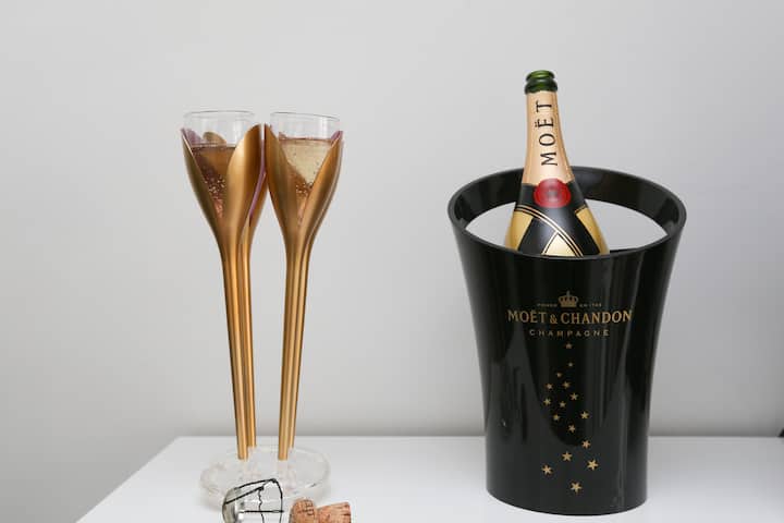Une Moët & Chandon Gratuit Avec La Reservation! - La Défense