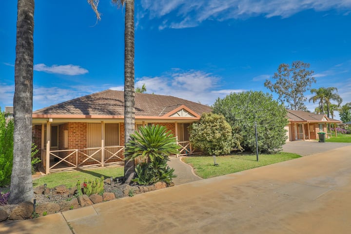 Executive 3 Bedroom Townhouse With Wifi On 15th St - Mildura