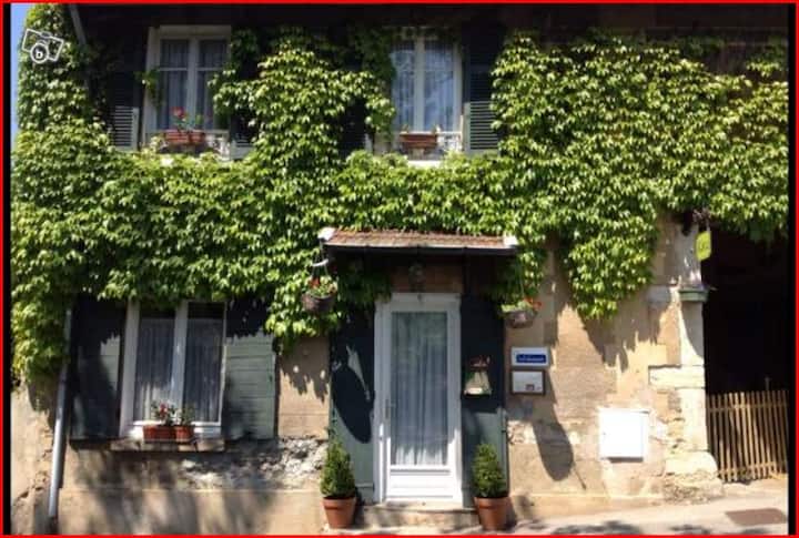 Petite Maison De Brocanteur à Charbonnières - Écully