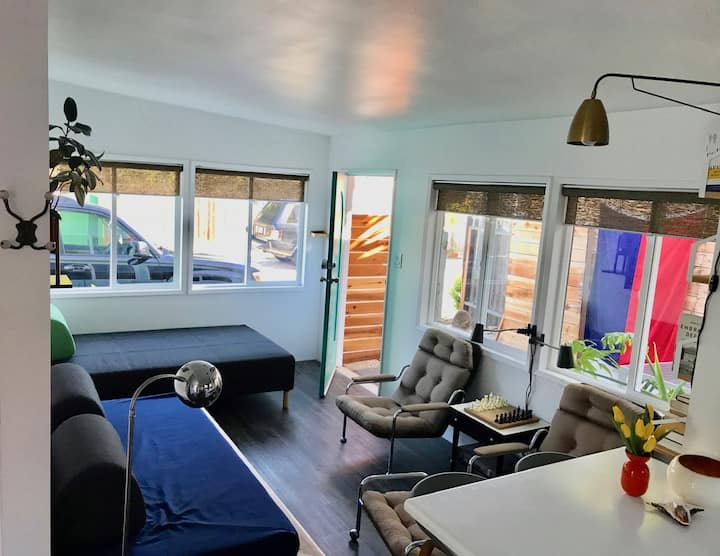 The Perfect Beach Escape For 2 + Cozy Midcentury - Ventura