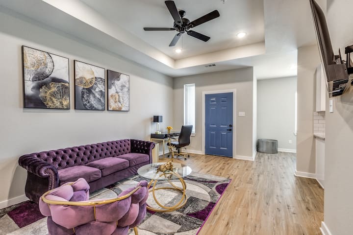 Posh Royalty Living In A Gated New Neighborhood! - Houston, TX