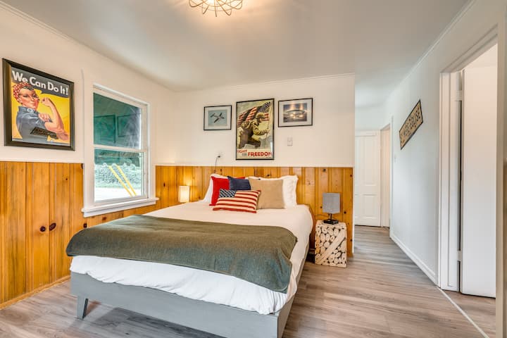 Patriotic Suite #6 In Downtown At 'The Wanderlust' / 2 Queens, 1 Twin Bunk - Leavenworth, WA