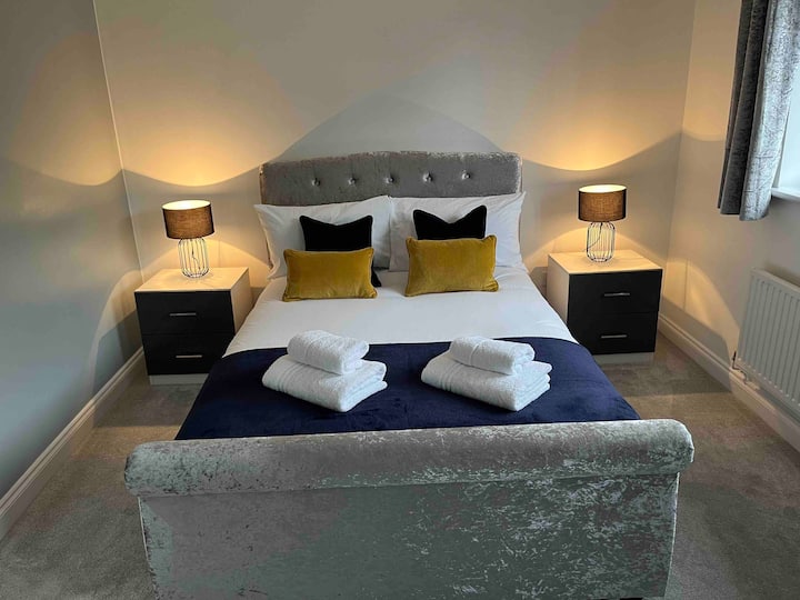 The Heathers - Spacious 3 Bed Home In Burton - Tutbury Castle
