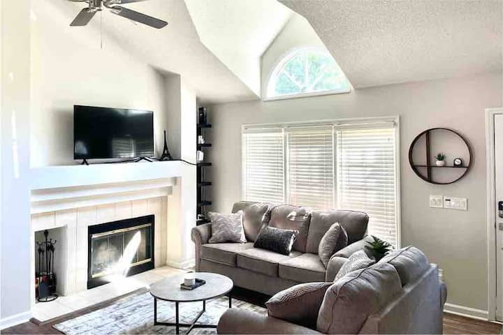 Cheerful 3-bedroom Home With Indoor Fireplace - Cary, NC