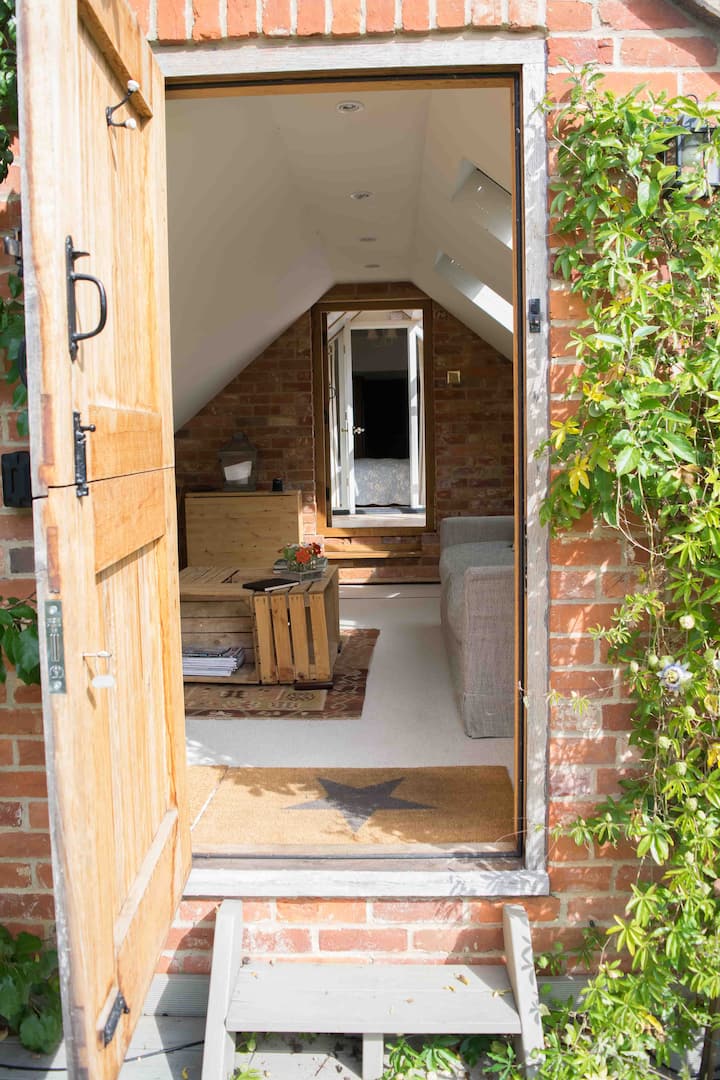 Vaughans Of Shere - Stunning Central Village Apartment - Shere