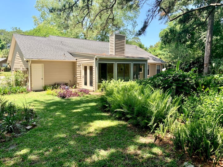 Claudia's Home: Entire Home Rental Near Beaches - Mount Pleasant, SC