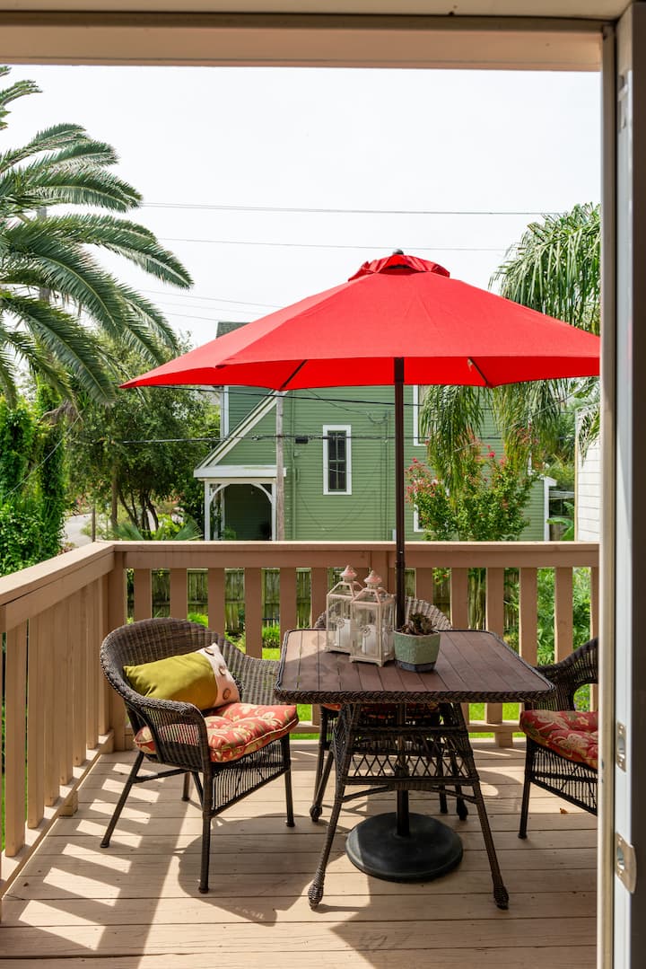 Historic Bungalow - Walk To The Strand Or Beach! - Texas City, TX