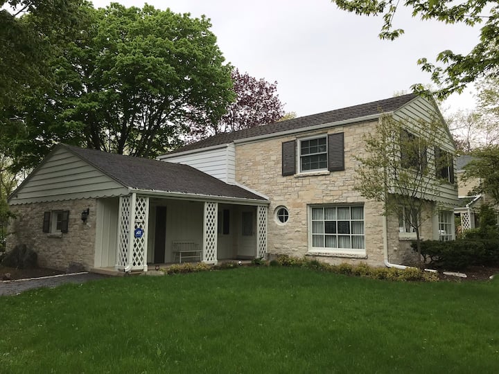 Large Country Style Home: 12 Min From Downtown Mke - Milwaukee, WI