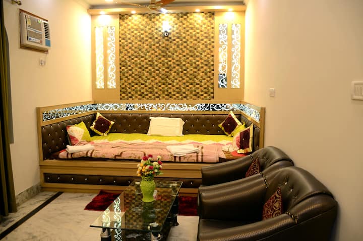 Taj Square A Luxurious Family Homestay - Agra