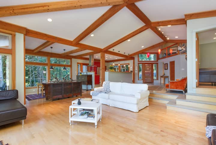 Oceanfront West Coast Holiday Home - Sooke