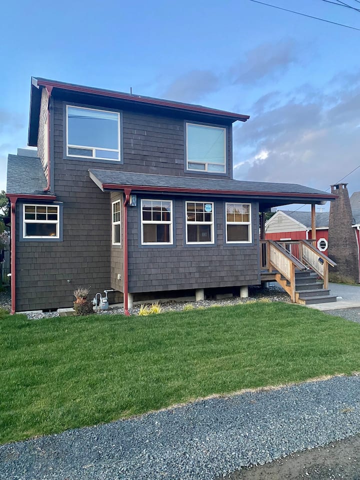 Beautiful Family Home, One Block To The Beach - Seaside, OR