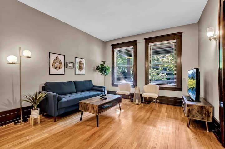 Beautifully Updated Elmwood Village 2 Bedroom Apt - Buffalo, NY