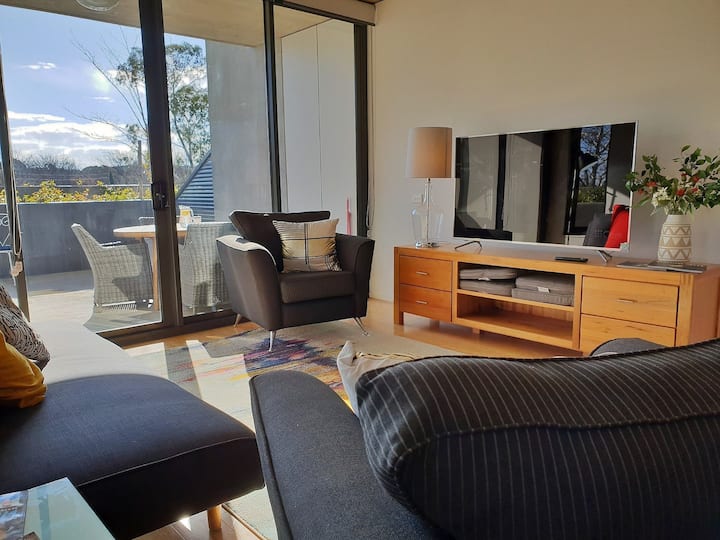 Modern Apartment - Prime Location With Heated Pool - Canberra