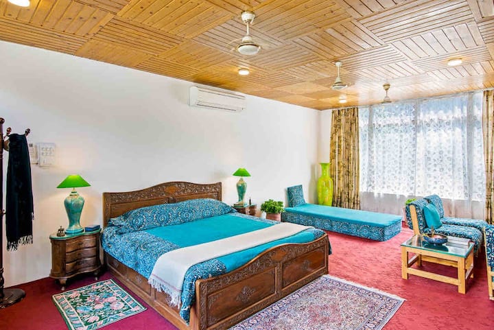 Emerald Suite | Spacious Kashmiri Retreat Near Dal - Srinagar
