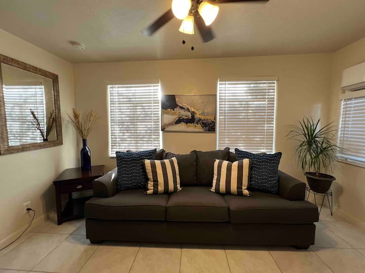 Private 1 Bedroom Rental Unit With Outside Patio - Fresno