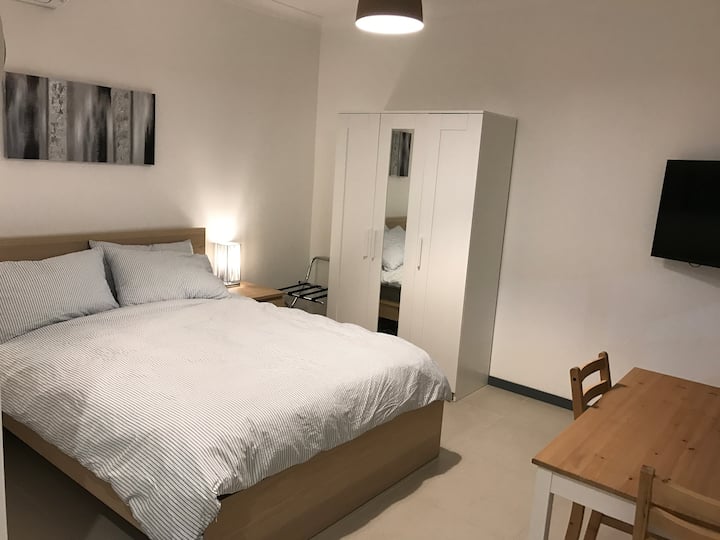 Room 10 - Spacious Room With Private Bathroom - Brooklyn