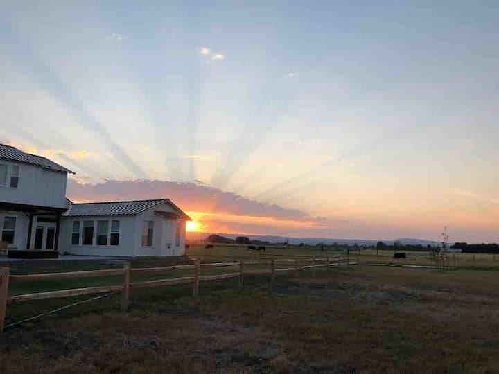 Spacious 2 Bedroom Farmhouse In Ellensburg - Ellensburg, WA