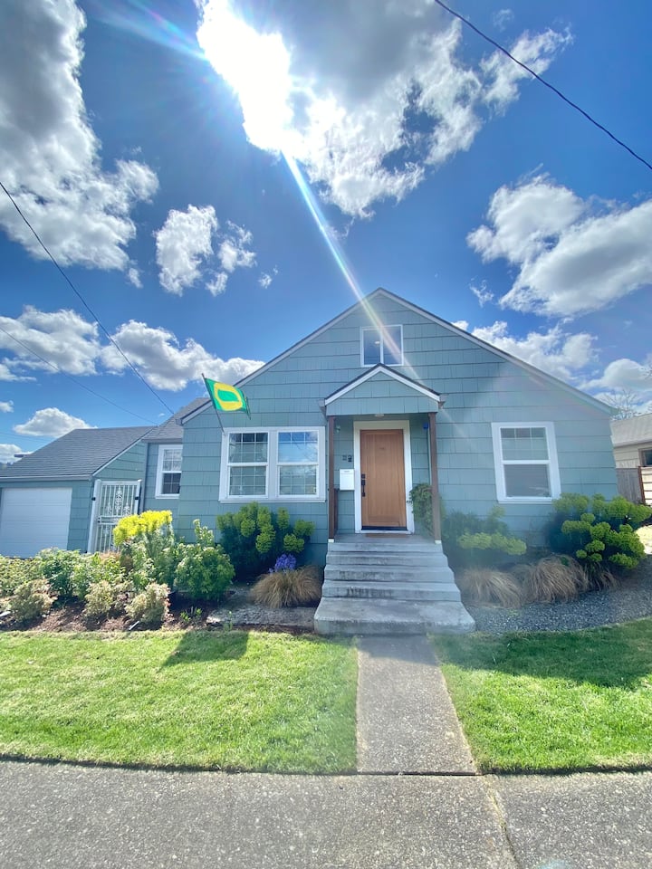 Light & Bright 3-bedroom On College Hill - Eugene, OR