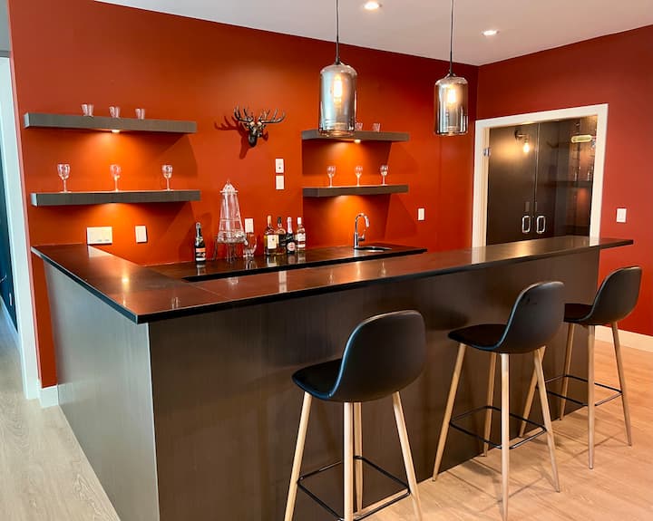 Bar And Game Room Suite - Abbotsford