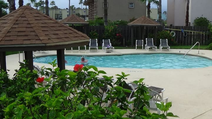 3 Min Walk To Beach! Beautiful 2 Bdr, Pool/hottub! - South Padre Island