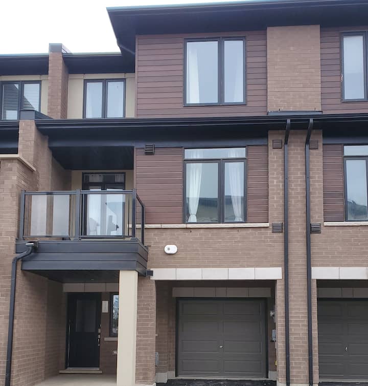 Brand New Modern Luxury Lakeside Townhouse - Hamilton