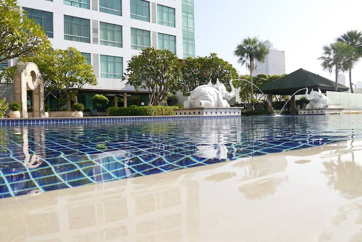 Riverside View High Floor Corner Suite - Bangkok