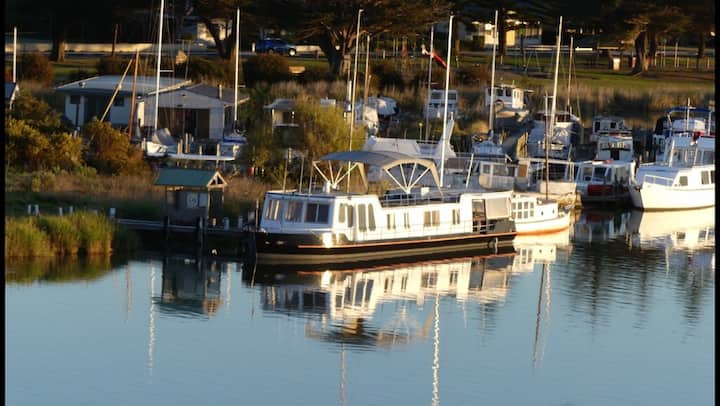 Swamp Fox Modern Luxury 2br Dutch Barge - Goolwa
