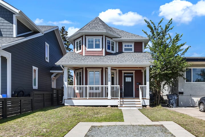 Big Beautiful House With Suite
& Massage Chair - Prince George