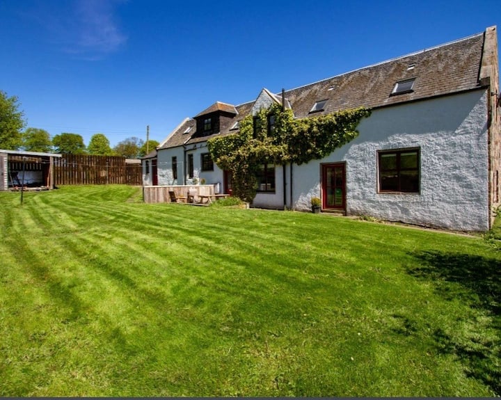 Large Cottage - Working Farm With Mountain Views - Aboyne