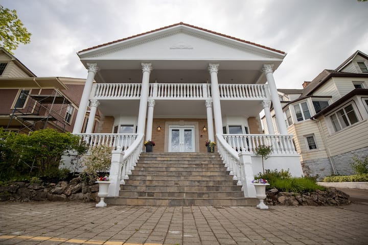 Niagara Luxury Suites Closest House To The Falls! - Niagara Falls