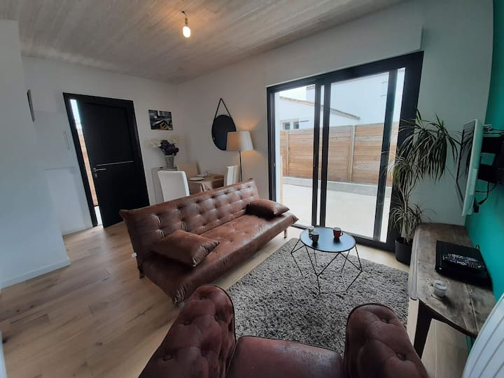 Logement Idéalement Placé Avec Cour Plein Sud...i - La Flotte