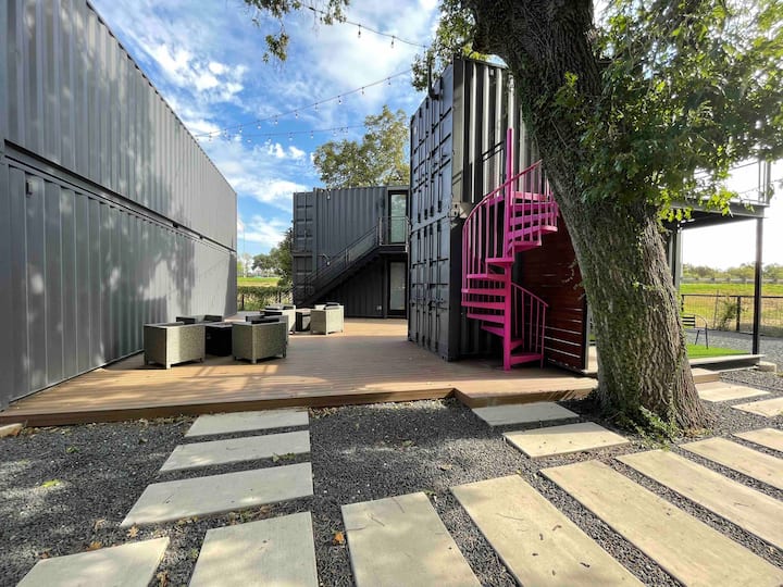 Vibrant 1 Bedroom Shipping Container -Free Parking - San Antonio, TX