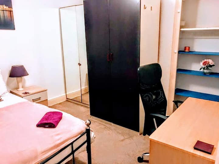 Private Master Double Room In Basingstoke - 貝辛斯托克