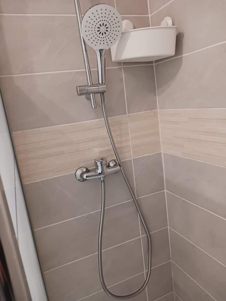 Chambre Avec 1 Grand Lit Et Un Canapé Au Salon - Marsiglia