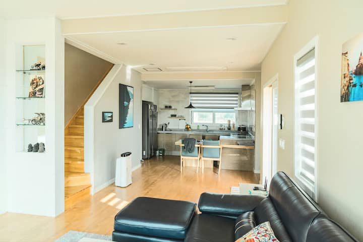 해맞이 해안로에 위치한 단독 45평 2층 풀빌라 저택 "종달 Ocean Panorama" - Jeju