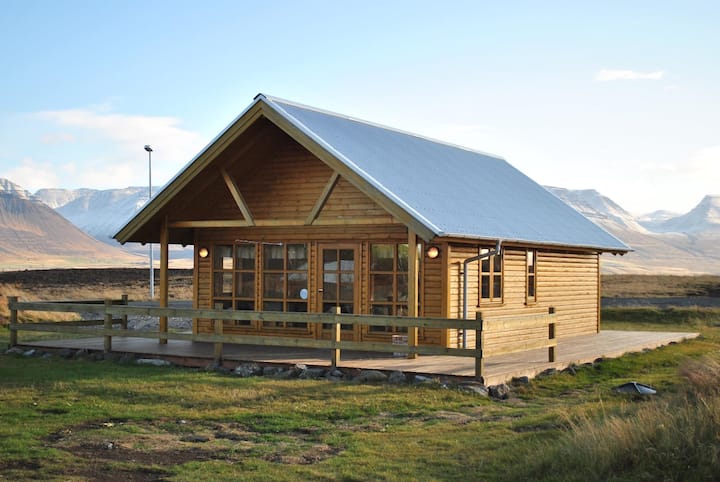 Cozy 6-person Cottage With Hot Pool - Iceland