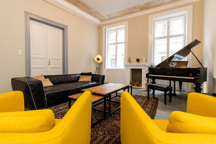 Classic Luxury In The Heart Of Budapest - Budapest