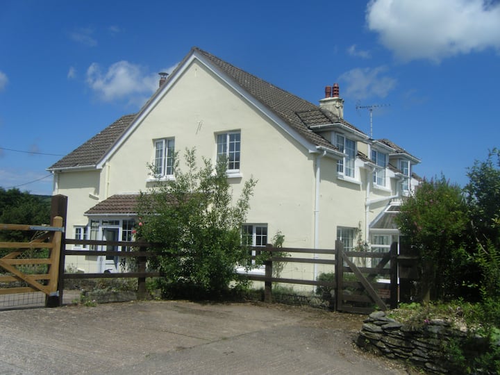 Monks Cleeve- Offers A Warm And Friendly Welcome - Minehead