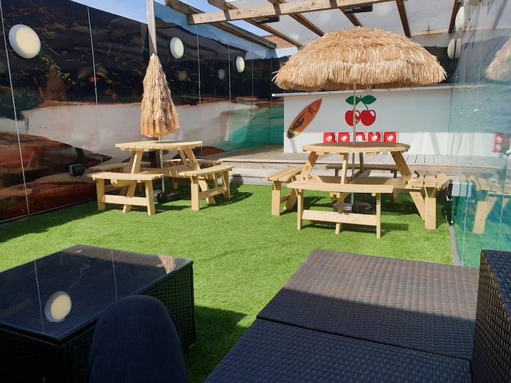 City Ctr Penthouse - With Rooftop Bar. Sleeps 20! - Cheshire