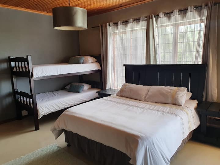 Self Catering Apartment. Sleeps 4-6. - Jeffreys Bay
