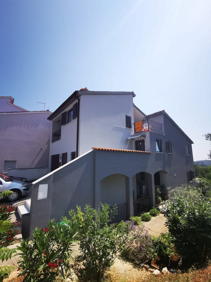 Pula: Mirni Apartman Sa Dva Balkona, Blizu Mora - Pula