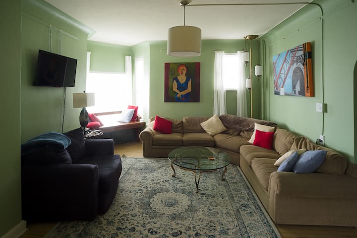 Bright & Beautiful Lakeview 2br, Near Downtown - 1 - Duluth, MN